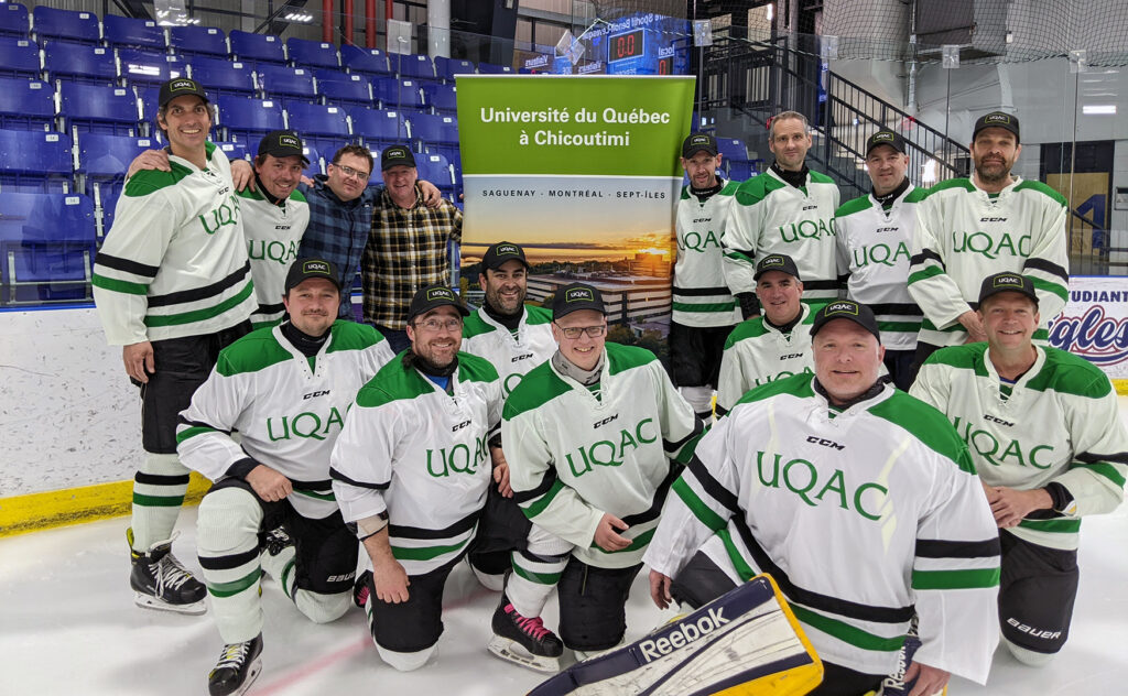 L’équipe de hockey des employés de l’UQAC s’illustre à Roberval – UQAC